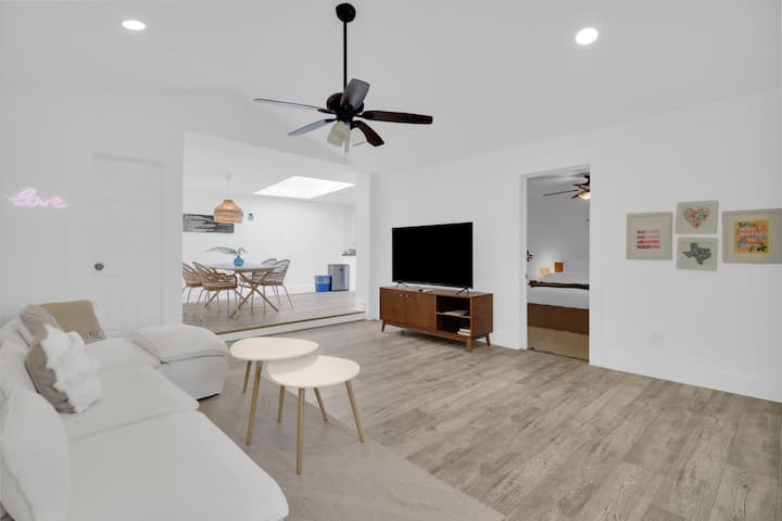 East Central Peaceful Spacious Apartment King Bed - Austin, TX