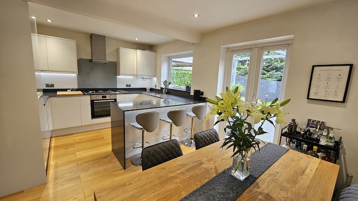 Modern, Spacious Home With Private Parking - Northampton