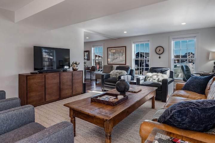 The Wallasey: Mystic Harborside Home , Sleeps 14 - Watch Hill, RI