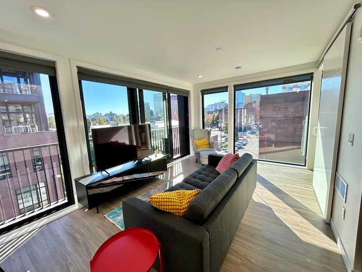 Corner One Bed! Views! Location! - Portland