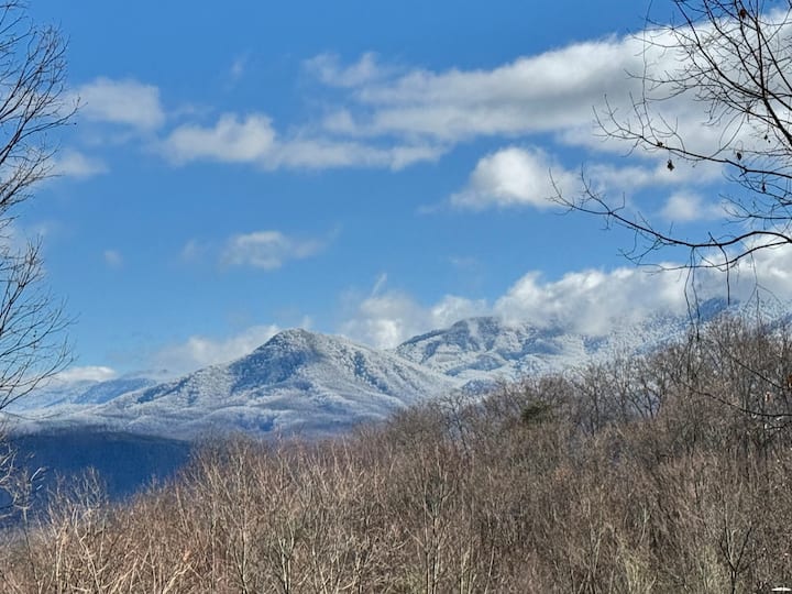 Winter Mtn Getaway Waiting For You With Mtn Views! - Gatlinburg, TN