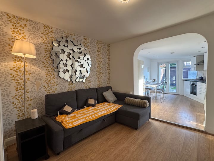 Bright, Cozy Home Near Heathrow – Great Transport - London Heathrow Airport (LHR)
