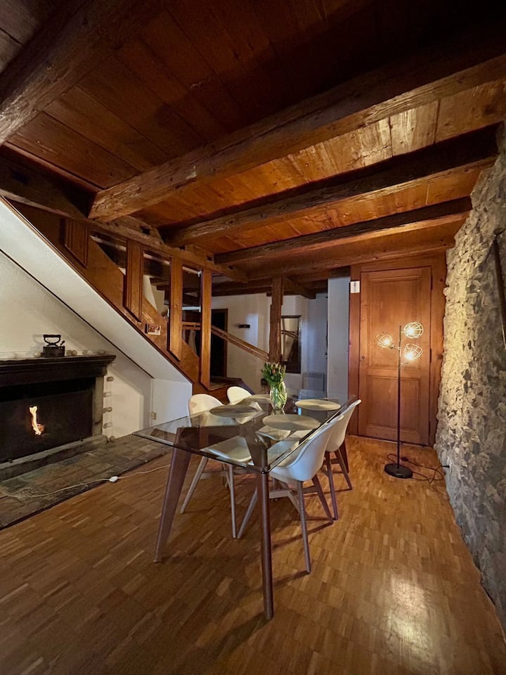 Cozy Wooden Chalet Apartment With Fireplace - 洛桑市