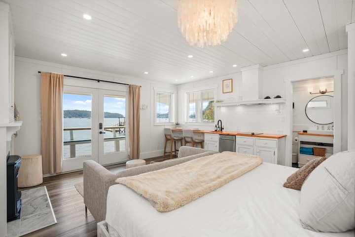The Ocean At Your Door - Cozy Waterfront Cottage - Gibsons