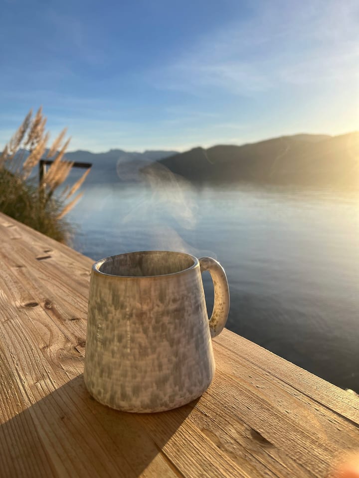 The Ocean At Your Door - Cozy Waterfront Cottage - Gibsons