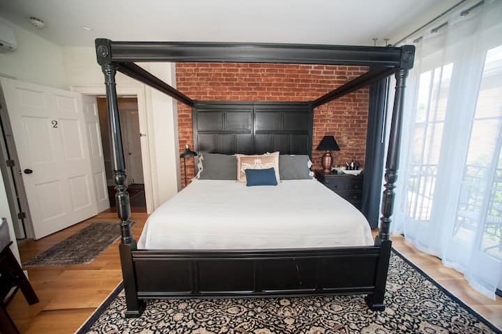 Room 2 - The Meriwether - Charlottesville, VA