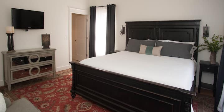 Room 4 - The Monticello - Charlottesville, VA