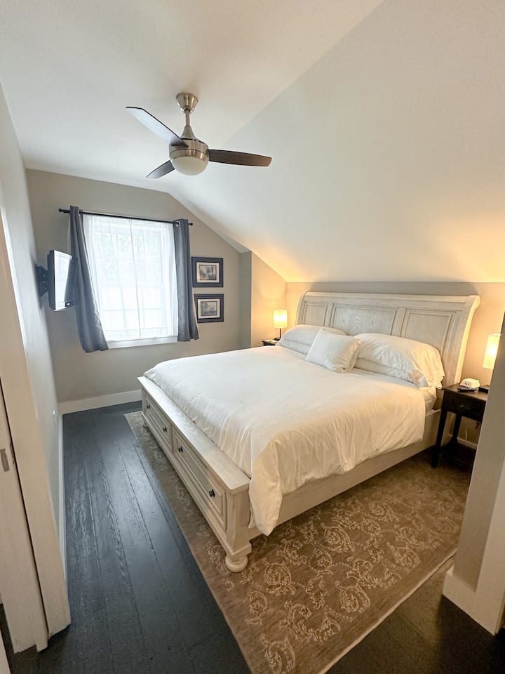 Room 6 - The Poet’s Loft - Charlottesville, VA