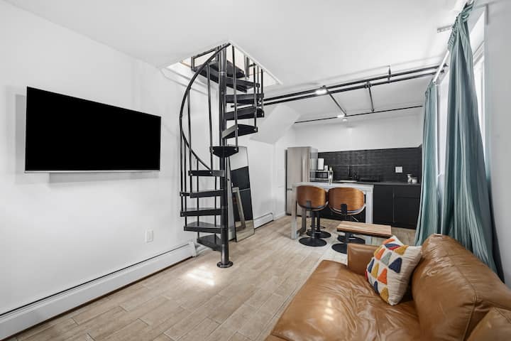 Garage Loft Converted Apt With Free Street Parking - Nouvelle-Rochelle, NY