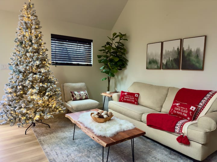 Smoky Mountains Getaway Decorated For Christmas - Sevierville, TN