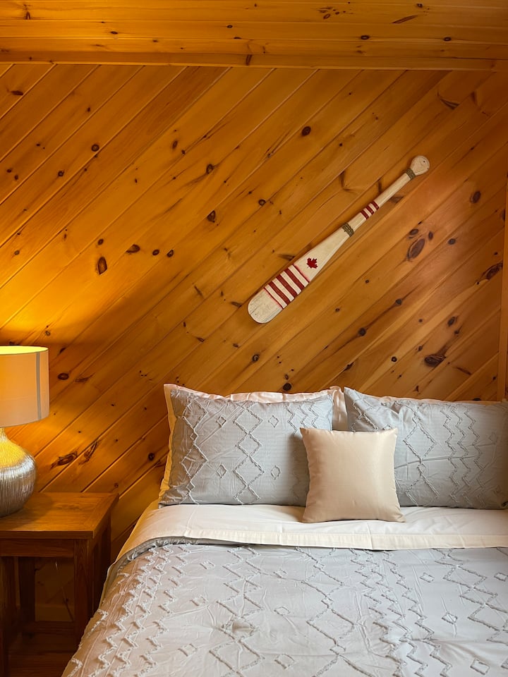 Cozy Cottage Getaway- Tennis Court, Beach, Fishing - Lake Nipissing