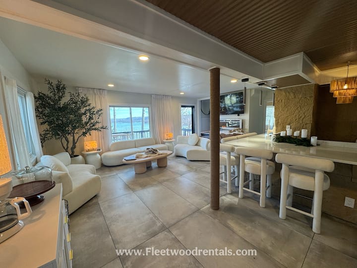A Stunning Lakeside Getaway On Lake Mallalieu - Stillwater, MN