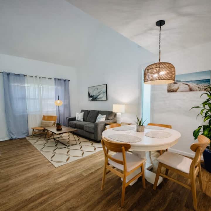 Walk To Beach / King Bed Loft/ Sleeps 4/ Parking - Fort Pierce, FL