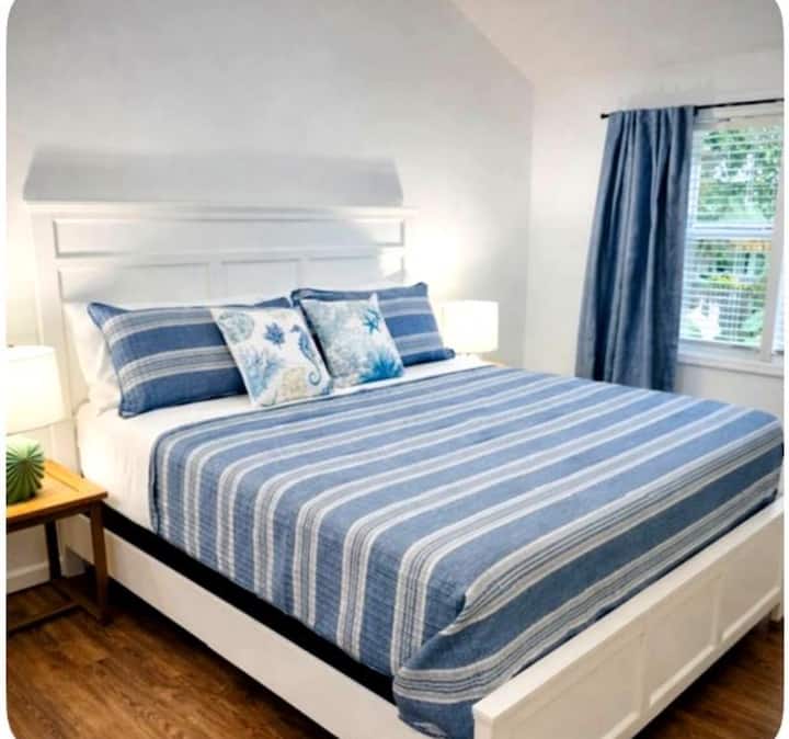 Walk To Beach / King Bed Loft/ Sleeps 4/ Parking - Fort Pierce, FL