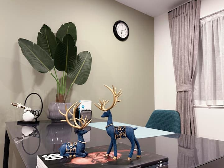 10 Sec Walk To Playground + Double Garaged Parking - Auckland