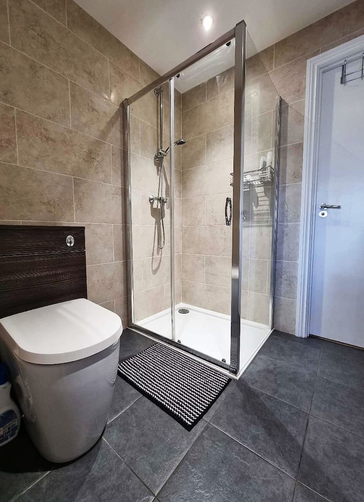 Clean Quiet Ensuite With King Size Bed - Uxbridge