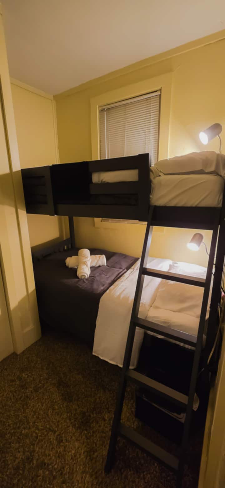 Entire Private 2 Bedroom Apt | Walk 2 Downtown - デトロイト, MI