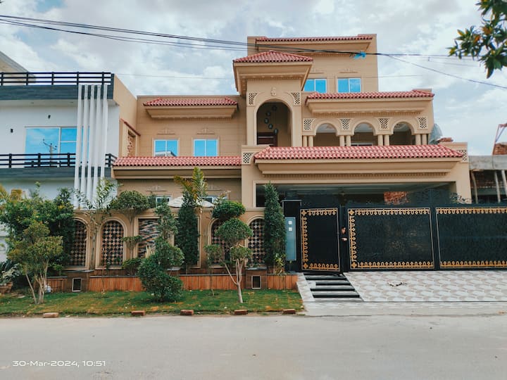 1 Kanal 4 Bedrooms New House In Valencia Town - Lahore
