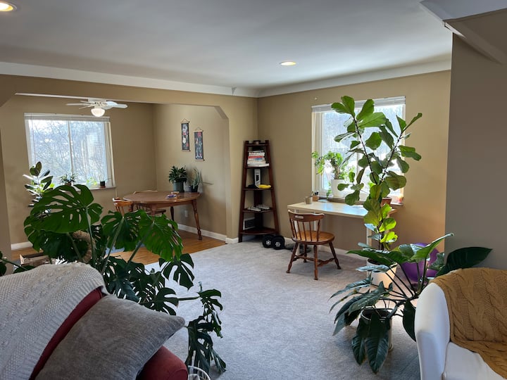 Quiet Cozy Home Away | The Admiral - Cincinnati, OH