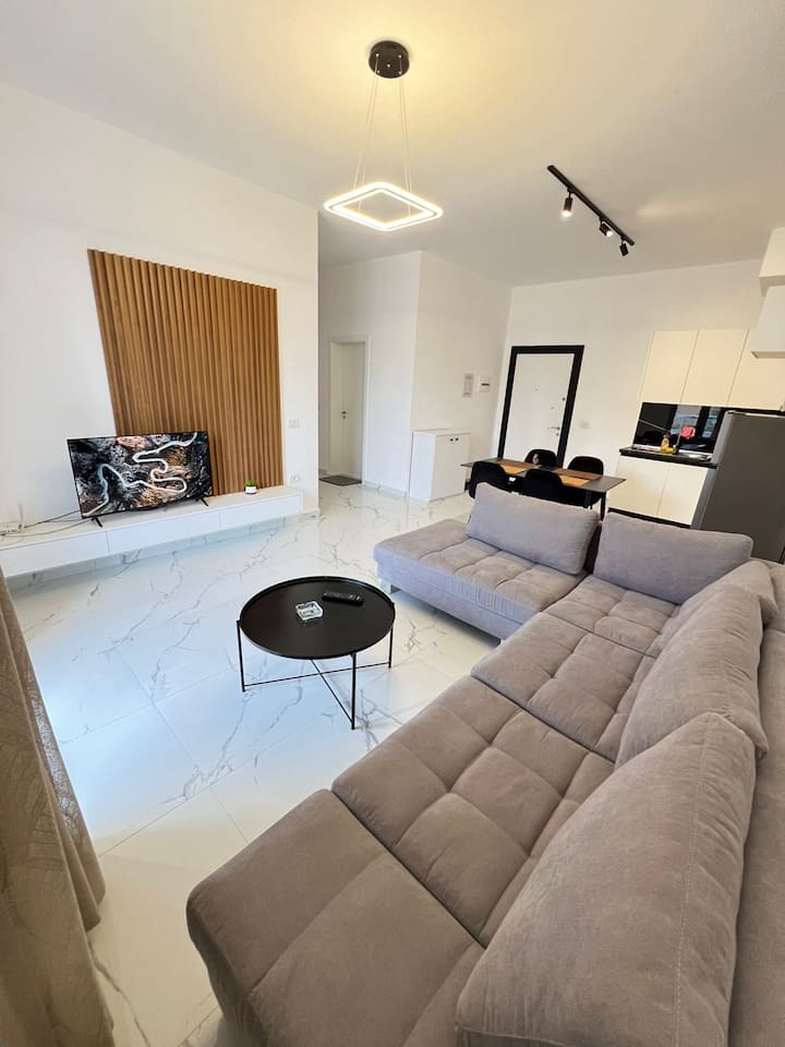 2-bedroom Apartment With Balcony - Lushnjë