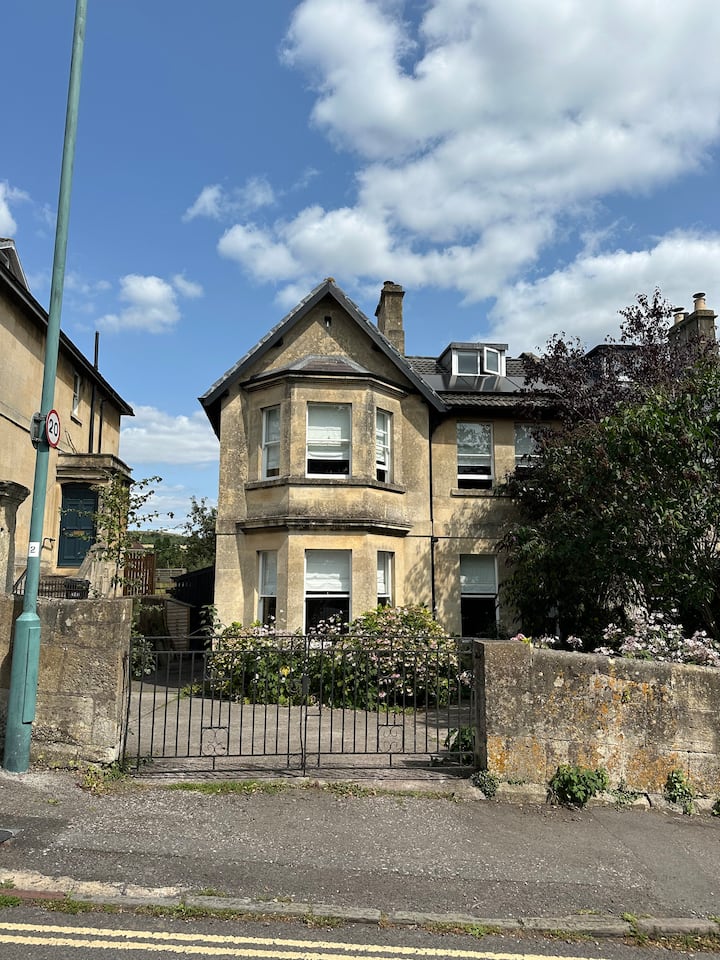 A Spacious Victorian Family Home - Bath
