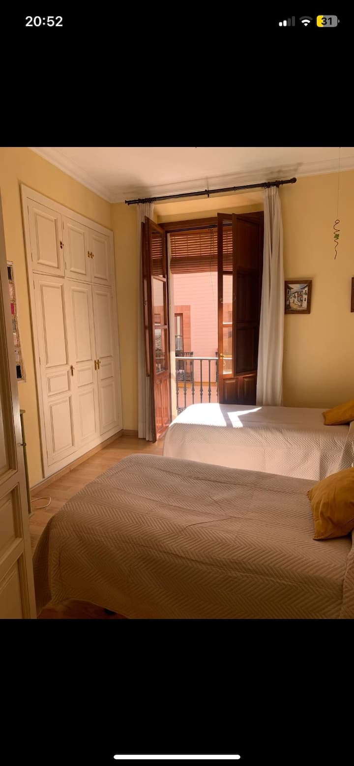 Habitación Soleada Con Balcón En El Centro - Sevilla, España