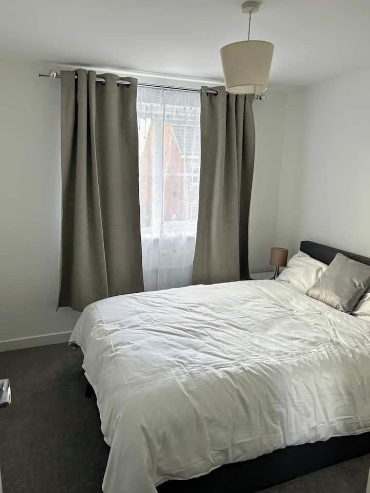 Presenting This Lovely Bedroom In Wakefield - ウェークフィールド
