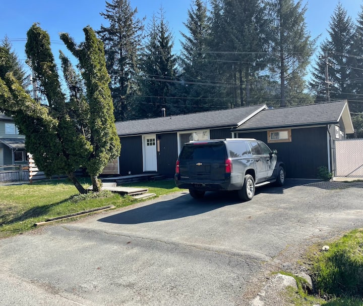 Eclectic Bungalow- 2nd House From Airport! - Juneau, AK