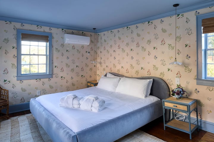 The Nicholas - Room 103 | Pool | Sleeper Sofa - Charleston, SC