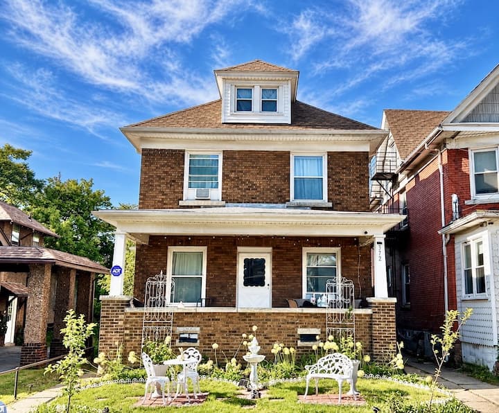 Walk To Niagara Falls: Historic Hagen House - Niagara Falls