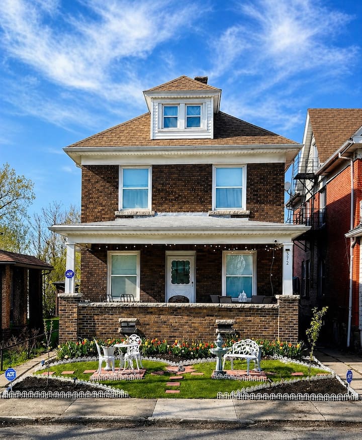 Walk To Niagara Falls: Historic Hagen House - Niagara Falls, NY