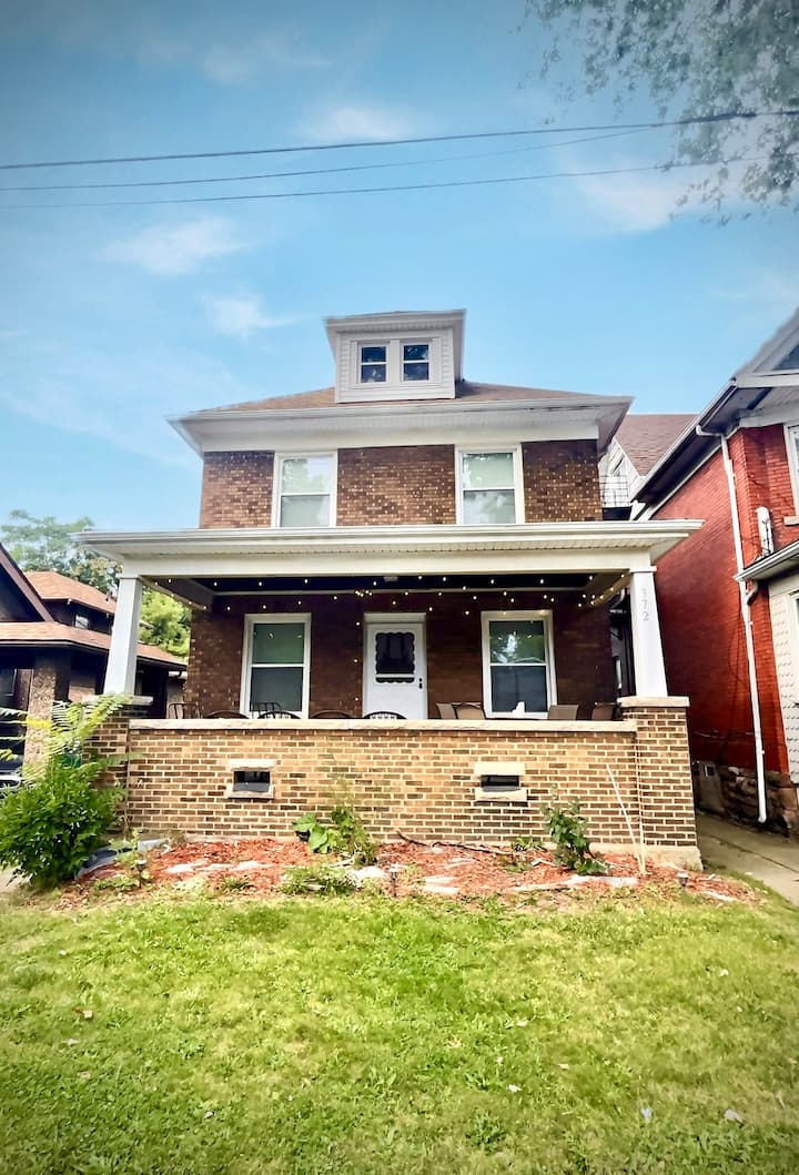 Easy Walk To The Falls:
The Hagen House - Niagara Falls
