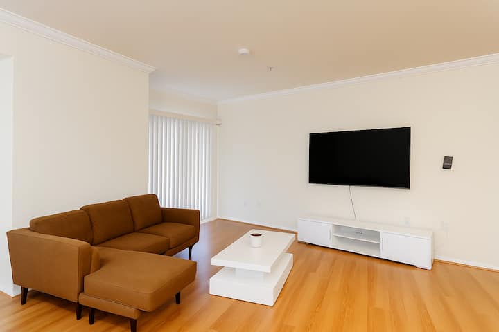 Lovely And Light-filled 2br/2ba Apartment - Beverly Hills, CA