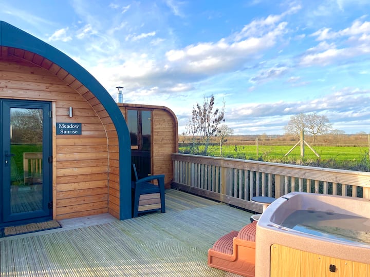 Meadow Sunrise - Private Hot Tub & Sauna - Cheshire