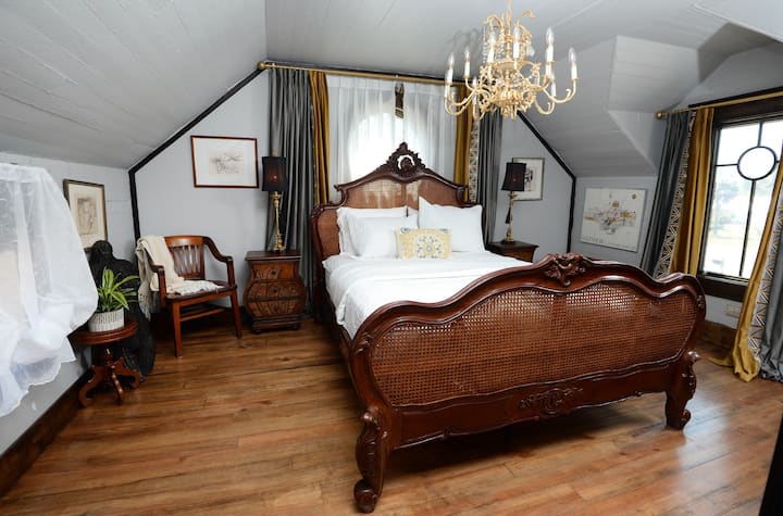 124 Year Old Artist Home- The Painted Lady - Panama City, FL