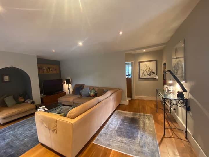 2 Bedroom London Apt. + Private Terrace & Parking - London