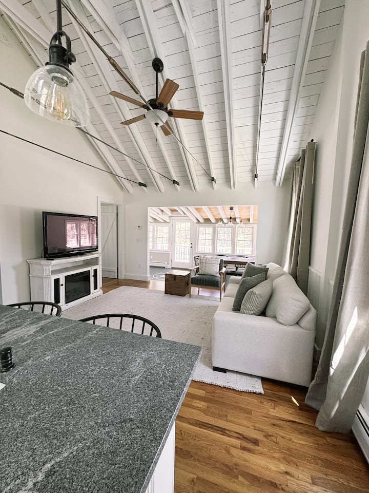 Cottage By The Lake | Hiking, Skiing & Attractions - Monterey, MA