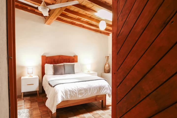 Boutiques, Restaurants And Bars In The Centre And By The Lake - Valle de Bravo