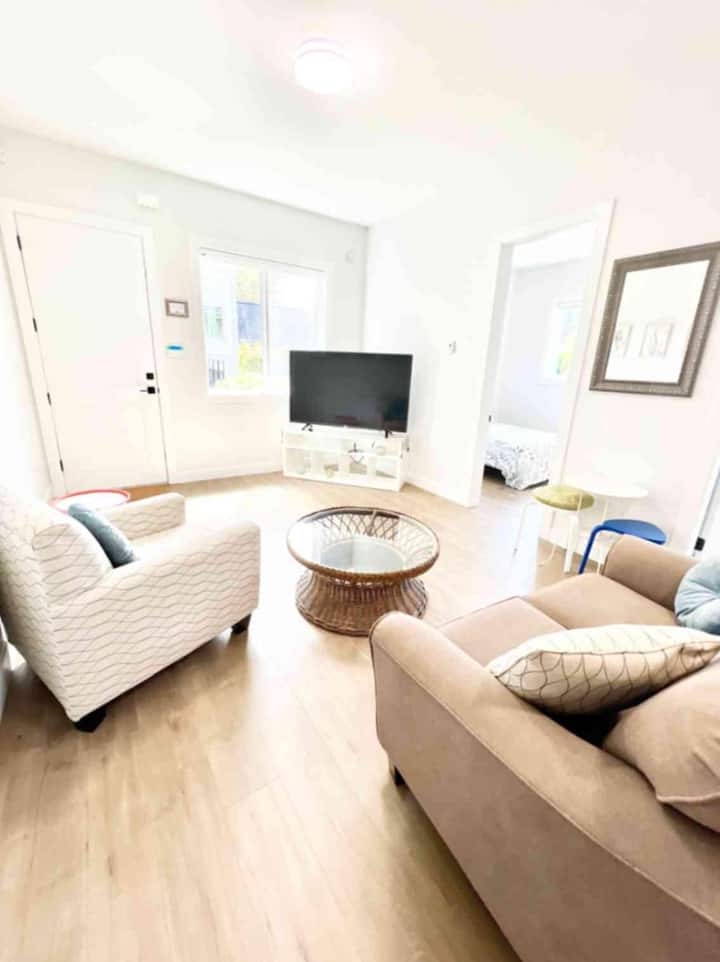Steps To The Beach L Cozy Two Bedroom Suite - White Rock