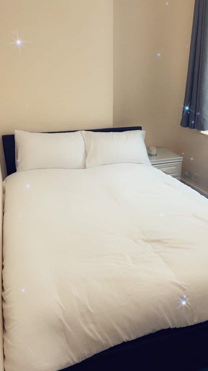 Flat In Maybury, Woking - Woking