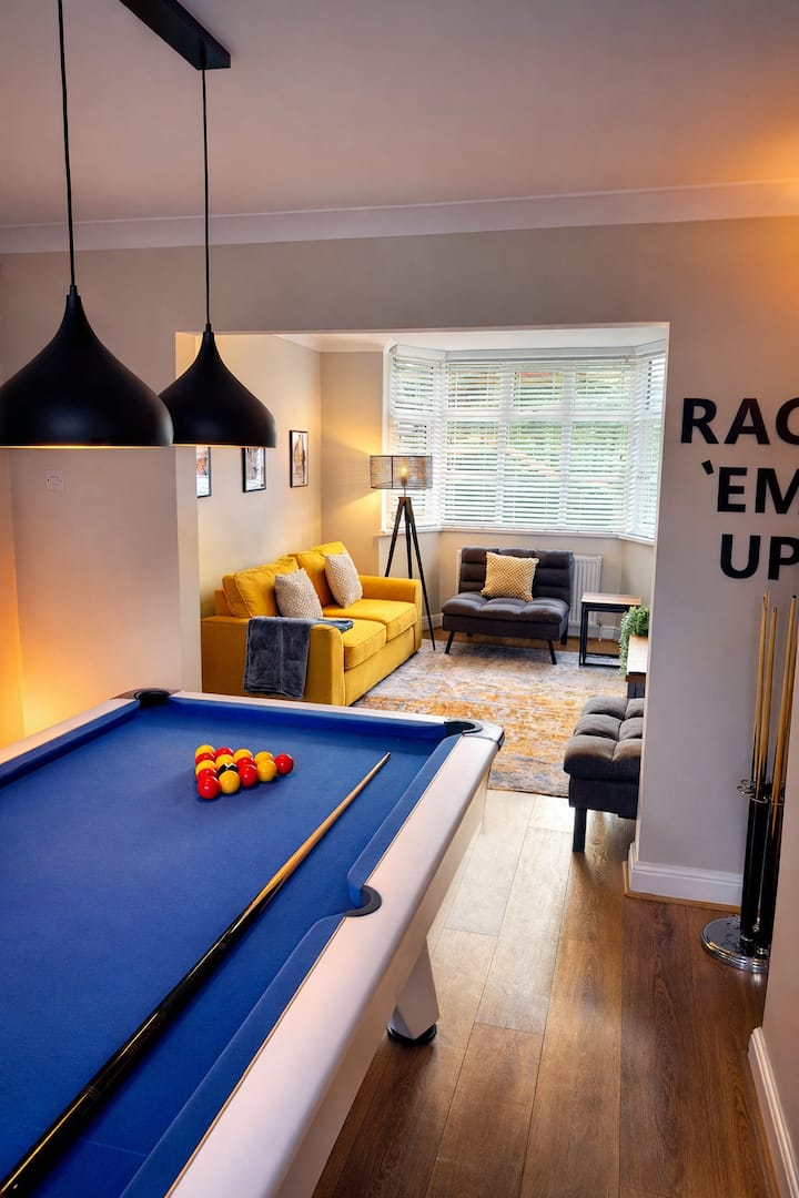 Stylish Spacious Home With Games Room - Birmingham