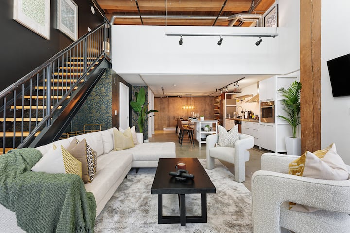 Spacious Loft | 2 Beds + Free Parking - Vancouver