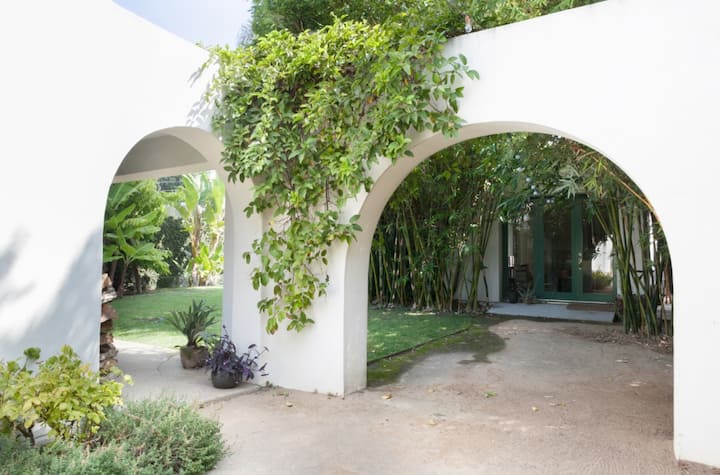 Architectural Gem In Hancock Park - Los Angeles, CA