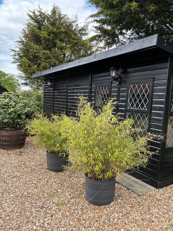 The Bothy- Dog Friendly Cosy Farm Stay- Good Wifi - Horsham, UK