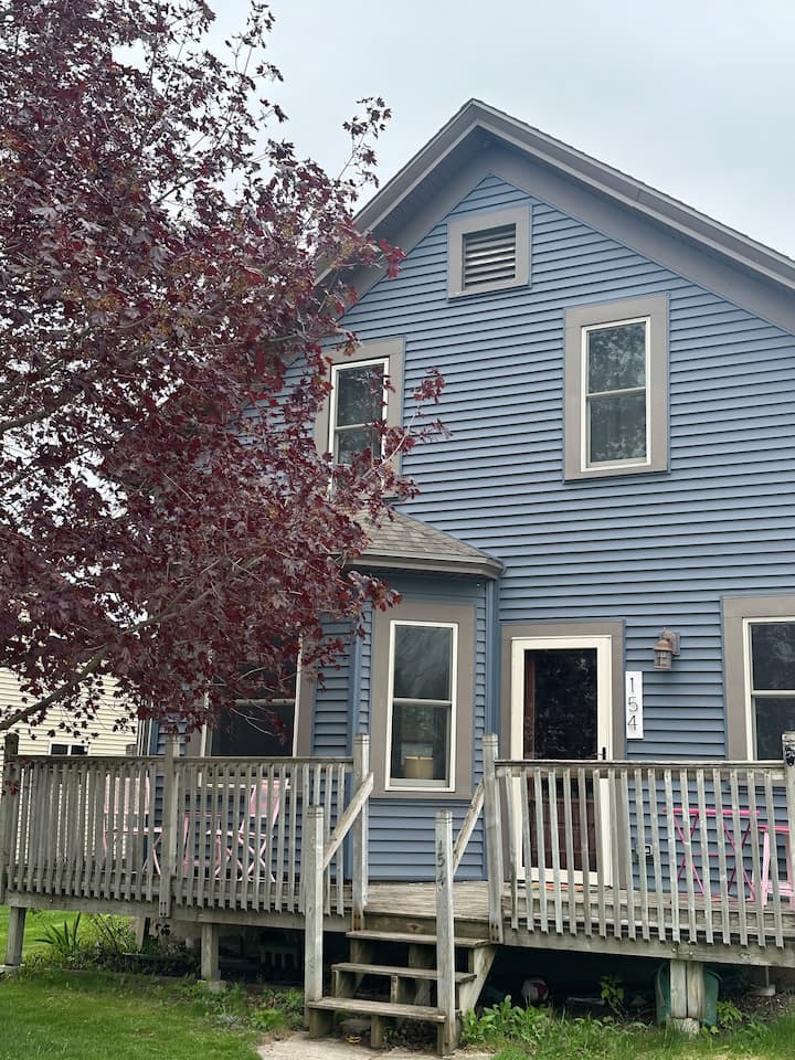 3 Bedroom Home, Large Yard, Garage For Your Use. - Elkhart Lake, WI