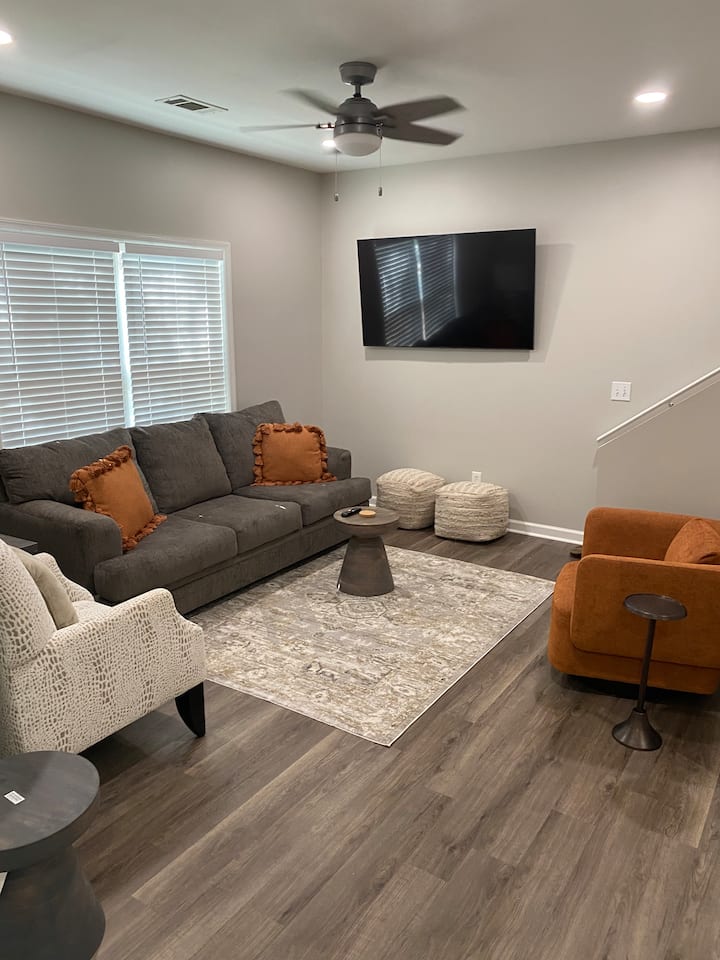 South Donahue Game Day Condo - Auburn, AL