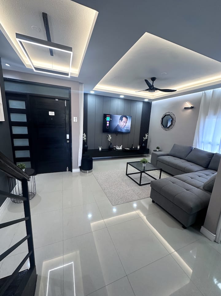 Elegant Penthouse Suite W/ 2x Queen Beds - Kingston