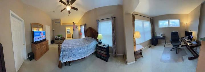 Bright & Cozy Master Bedroom With Private Bathroom - Ann Arbor, MI