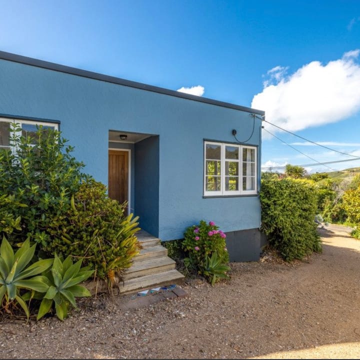 Onetangi Retreat With Vineyard Views - Waiheke Island
