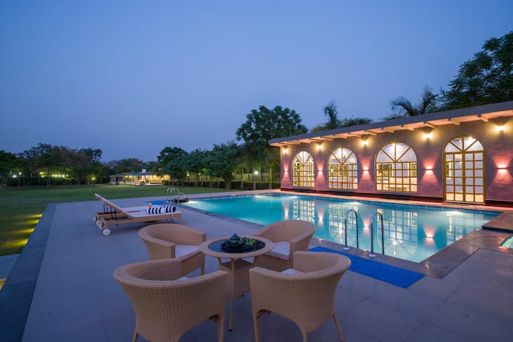 Stunning Retreat W/ Pool & Garden Hall - Manesar